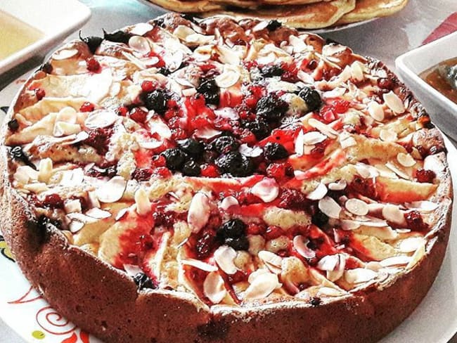 Gâteau aux pommes, fruits rouges, mascarpone et amandes effilées ...