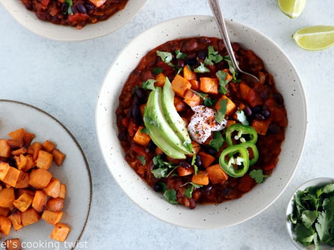 Chili vegan healthy aux patates douces et haricots noirs - Recette par ...