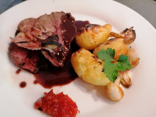 Rôti de biche lardé sauce vigneronne au chocolat et piment d’Espelette ...