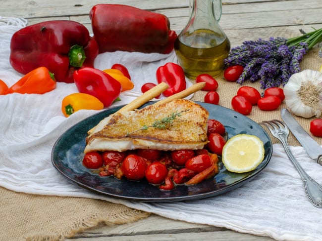 Filet de dorade grillé sur lit de concassées de tomates cerises et ...