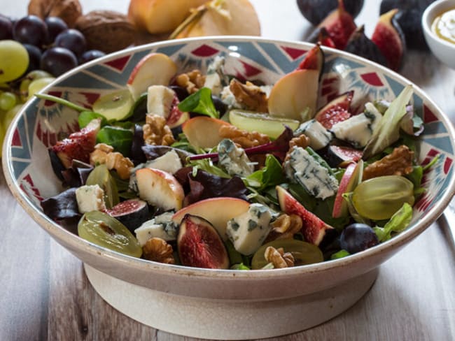 Salade d’automne savoureuse aux pommes, noix, raisins et figues Salade d’automne savoureuse aux pommes, noix, raisins et figues