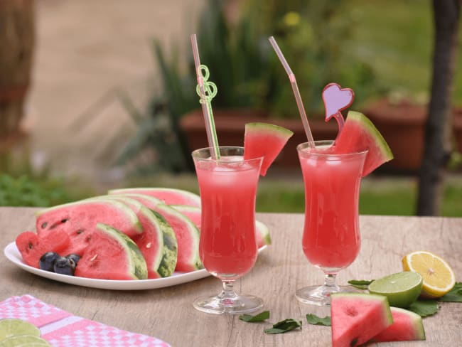 Recette de cocktail rafraîchissant à la pastèque sans alcool - Recette ...