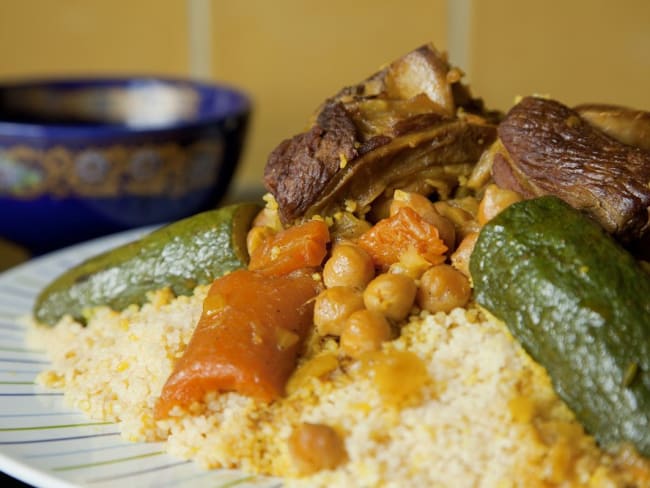 Couscous algérien à l'agneau avec des raisins secs : un plat ...