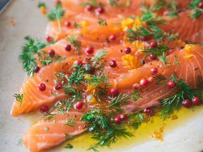 Saumon cru mariné à l'huile d'olive, citron et aneth - Recette par ...