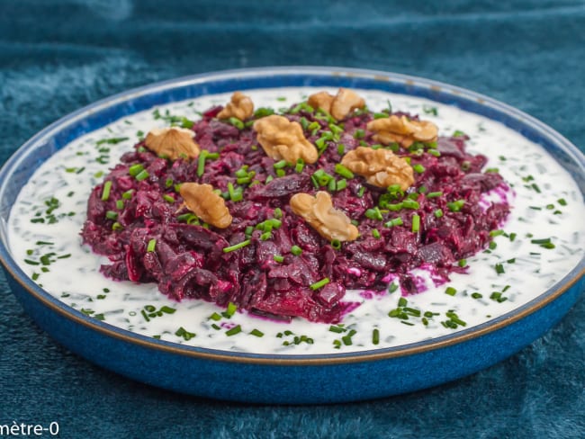 Salade de betteraves rouges aux noix et à la sauce feta - Recette par ...