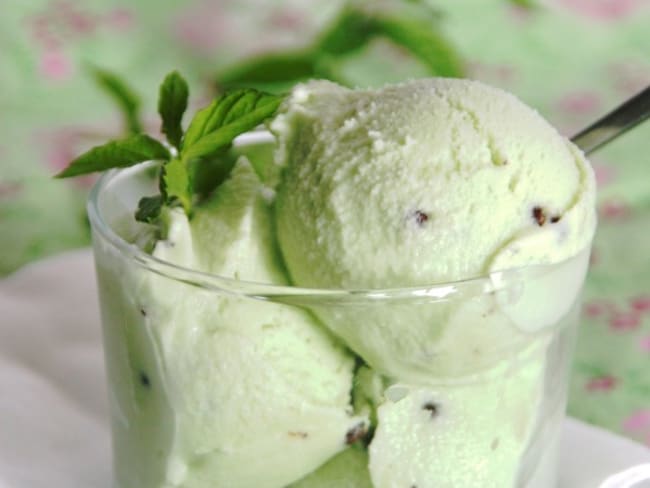 Glace à la menthe et billes croustillantes de chocolat - Recette par ...