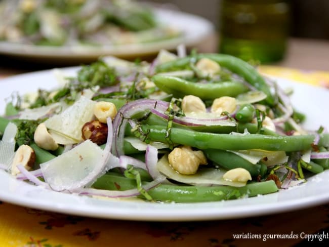 Recette Salade d'été de haricots verts tièdes, oignon rouge, parmesan ...
