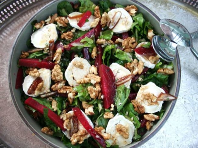Salade de betteraves rouges au chèvre et aux dattes - Recette par Basboussa