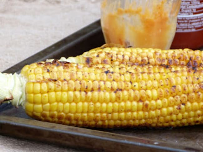 Maïs grillé au barbecue ou la plancha à la sauce sriracha - Recette par ...