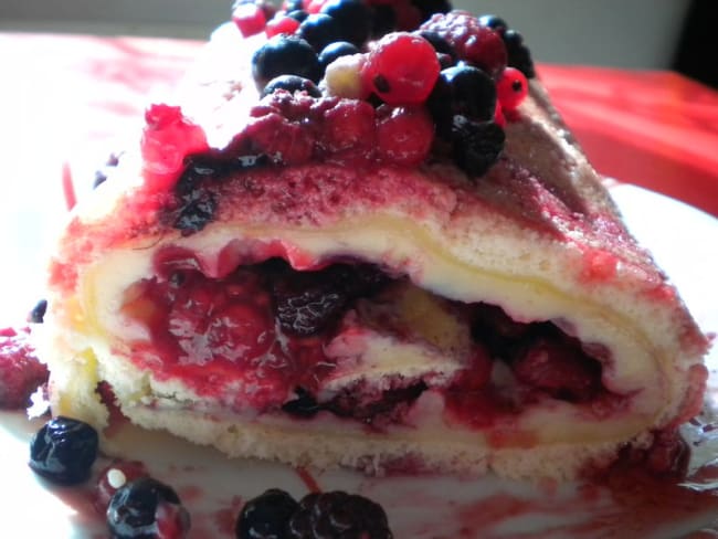 Délicieux biscuit Roulé aux Fruits Rouges - Recette par Le Petit Monde ...