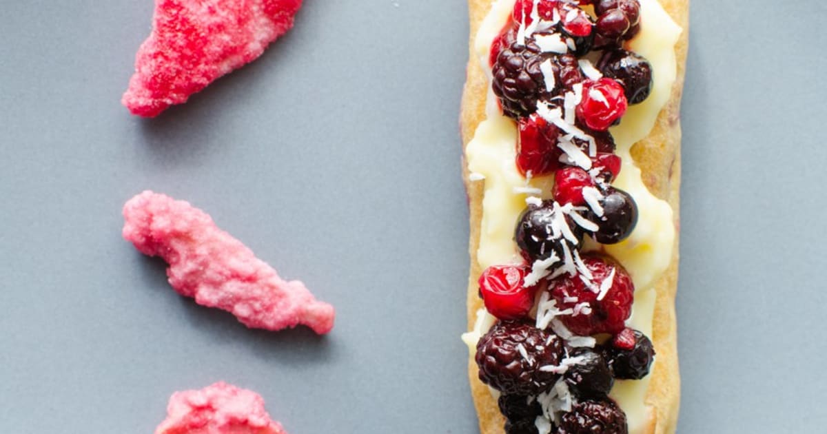 Eclairs aux fruits rouges et à la noix de coco - Recette par Les ...