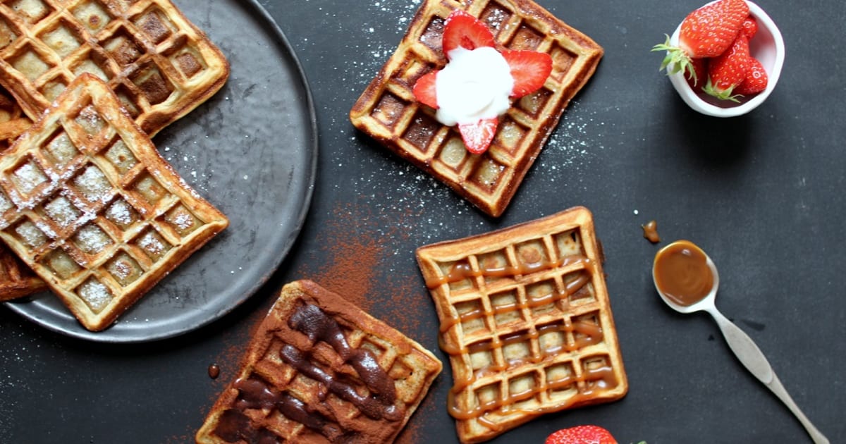 Gaufres et toppings choco-coco, caramel ou fraises à la crème - Recette ...
