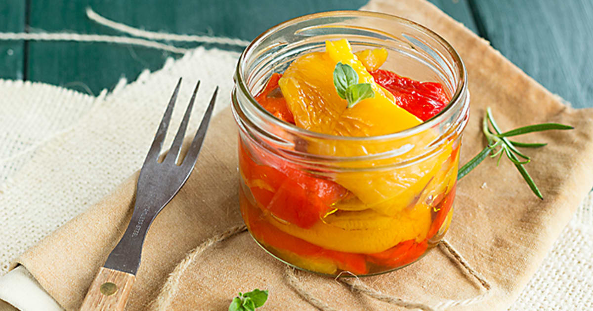 Poivrons jaunes et rouges rôtis et marinés à l'huile d'olive et à l'origan