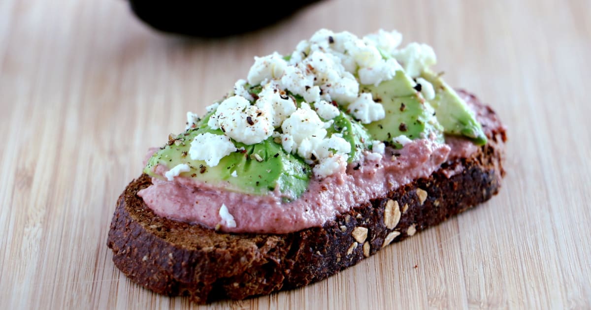 Avocado toast healthy végétarien à la betterave - Recette par Del's ...
