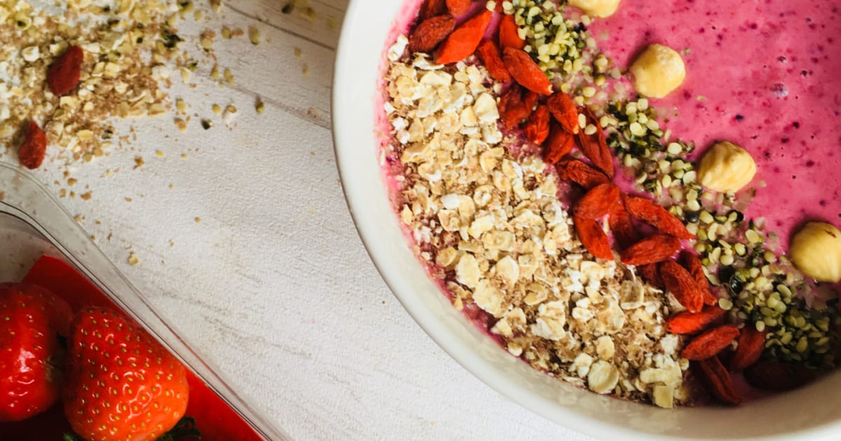 Red smoothie bowl de saison pour un petit déjeuner de champion