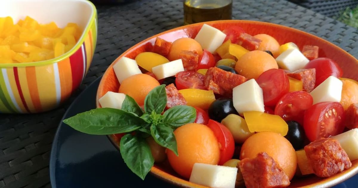 Salade andalouse au fromage de brebis, melon, poivron et chorizo ...