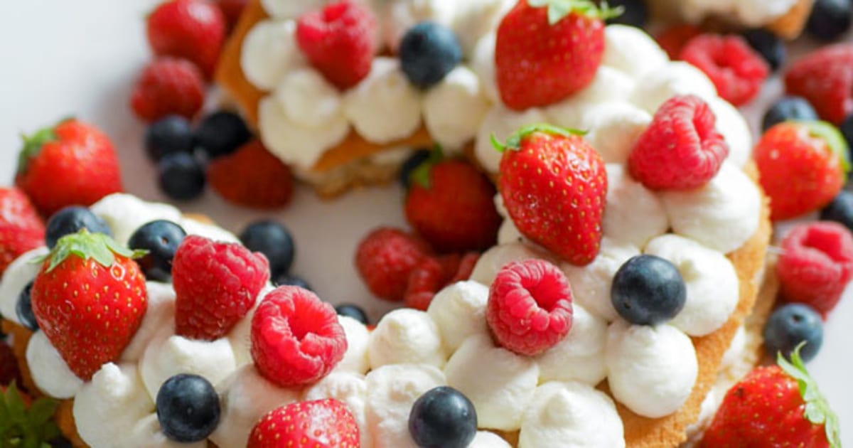 Number cake aux fruits rouges et chantilly facile - Recette par Sab'n ...