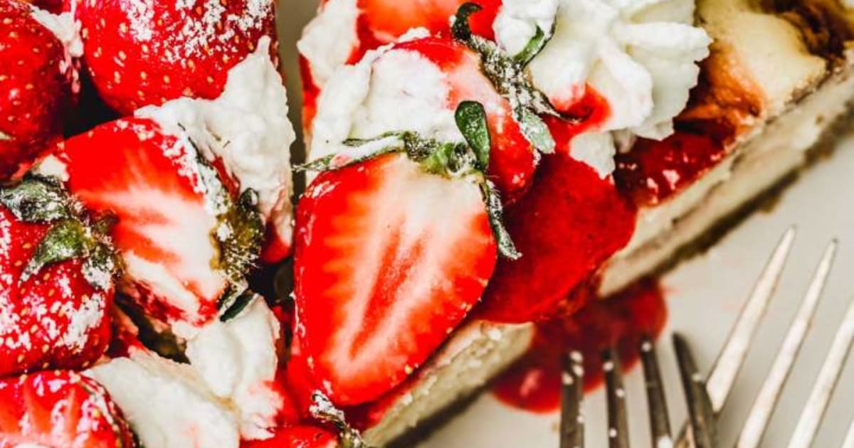 Délicieux Cheesecake aux Fraises avec Chantilly et Coulis de Fraises ...