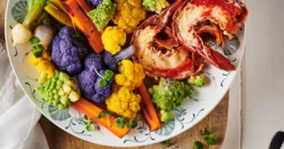 Homard façon aïoli, choux fleur violet et petits légumes (carottes de ...
