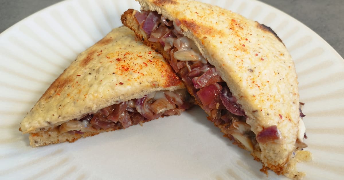 Croque-monsieur vegan aux champignons et oignons caramélisés - Recette ...