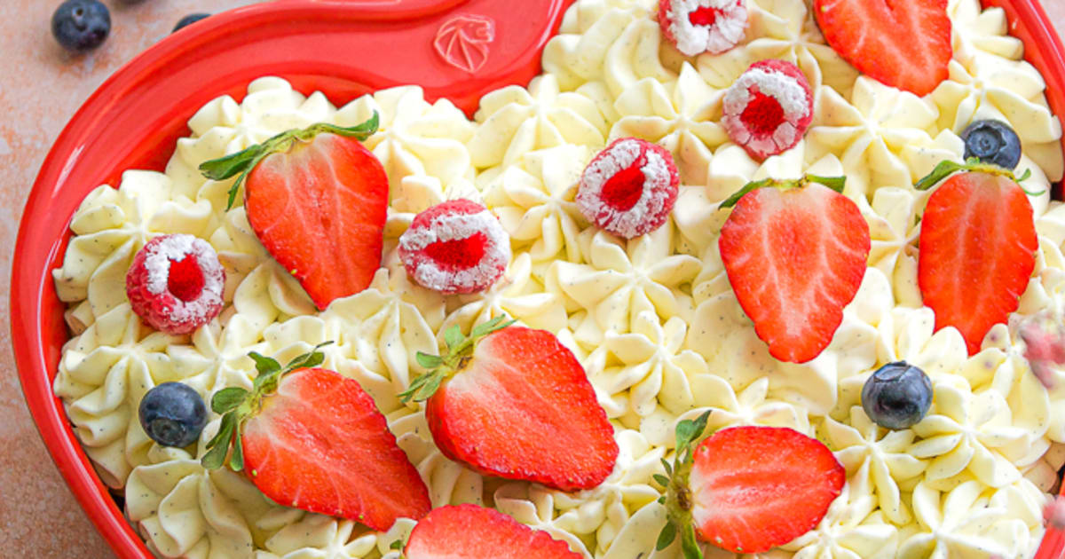 Gâteau aux fruits rouges ultra fondant ganache montée vanille - Recette ...