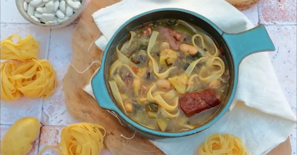 Soupe paysanne d'été (tomates, courgettes, aubergines, jambon cru ...