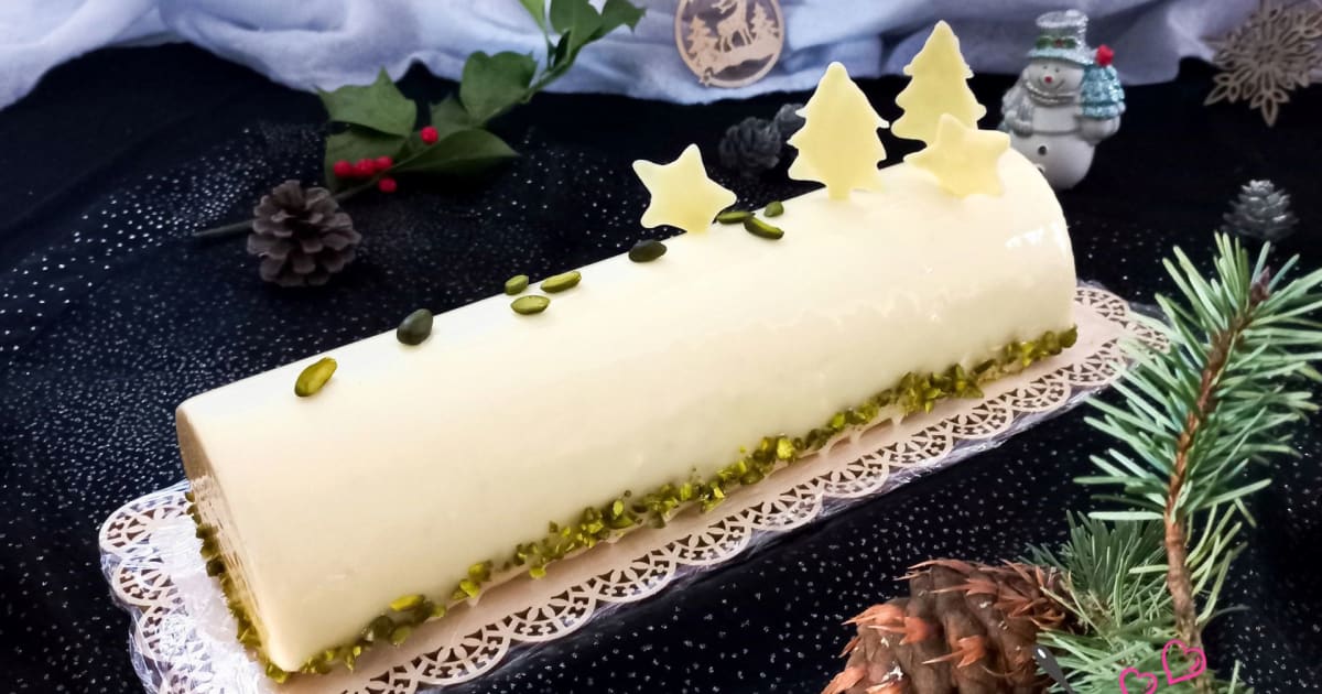 Bûche de noël vanille, croustillant pistache et insert fruits rouges ...