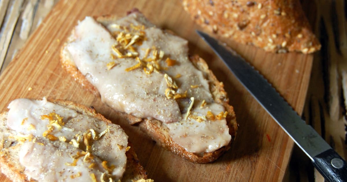 Toasts à la laitance de hareng saur, lime de Palestine - Recette par ...