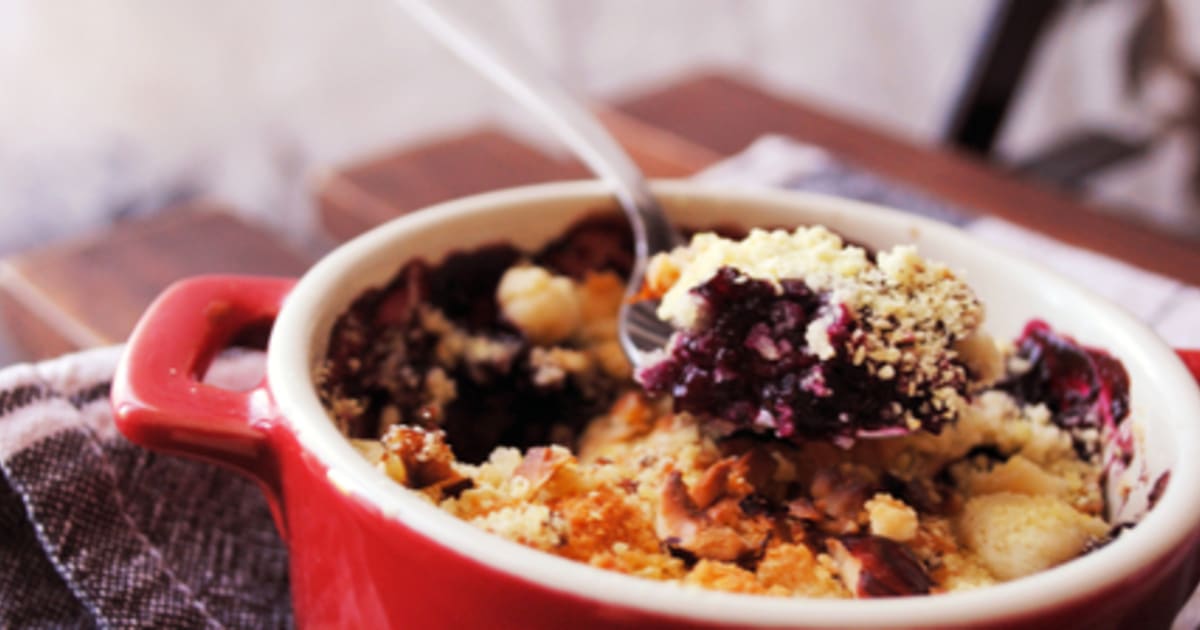 Crumble aux fruits rouges rouges à la noisette et à la noix de coco ...