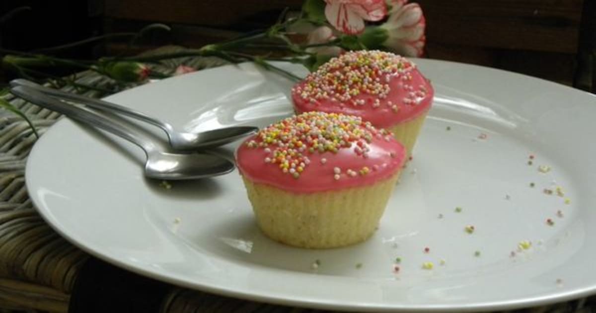 Muffins au citron, glaçage à l'hibiscus - Recette par Basboussa