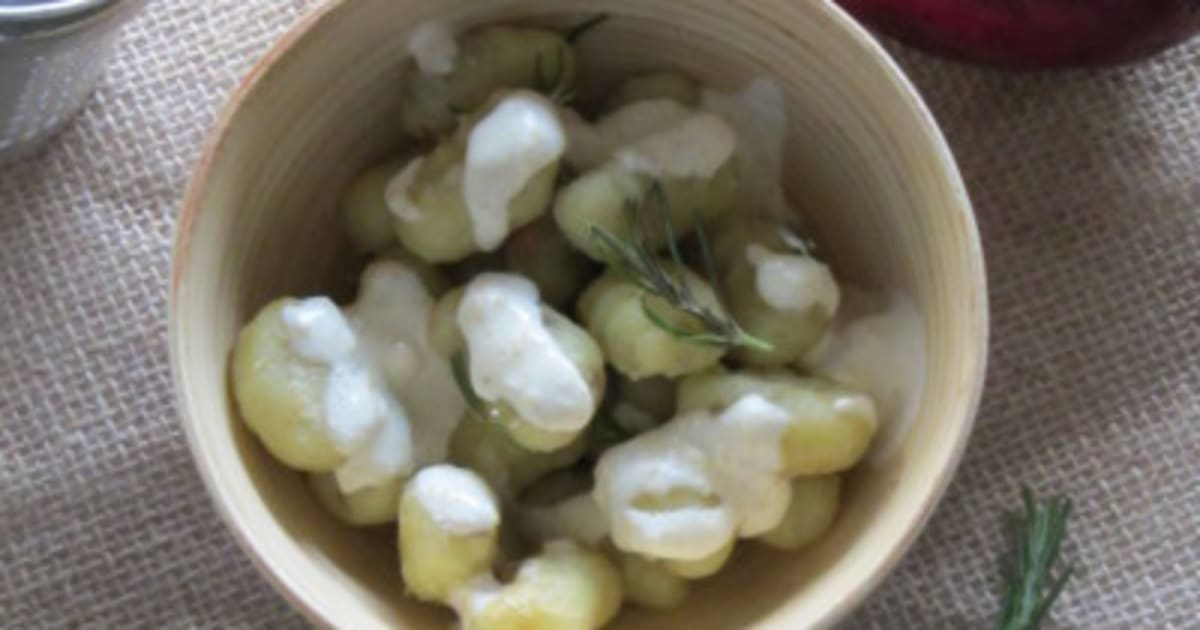 Gnocchi à la patate douce mauve, sauce au parmesan et romarin - Recette ...