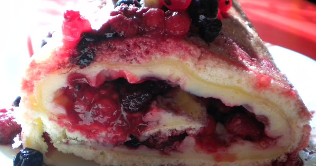 Délicieux biscuit Roulé aux Fruits Rouges - Recette par Le Petit Monde ...