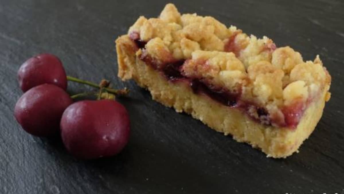 Tarte basque aux cerises façon crumble - Recette par Mamou & Co