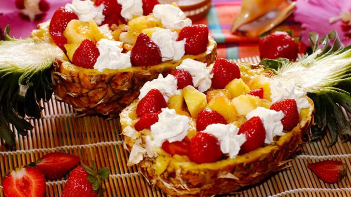 Une jolie et savoureuse salade d'ananas, fraises et bananes - Recette ...