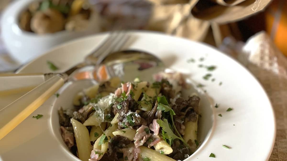 Penne crémeux aux girolles grises et au bacon - Recette par Quoi qu'on ...