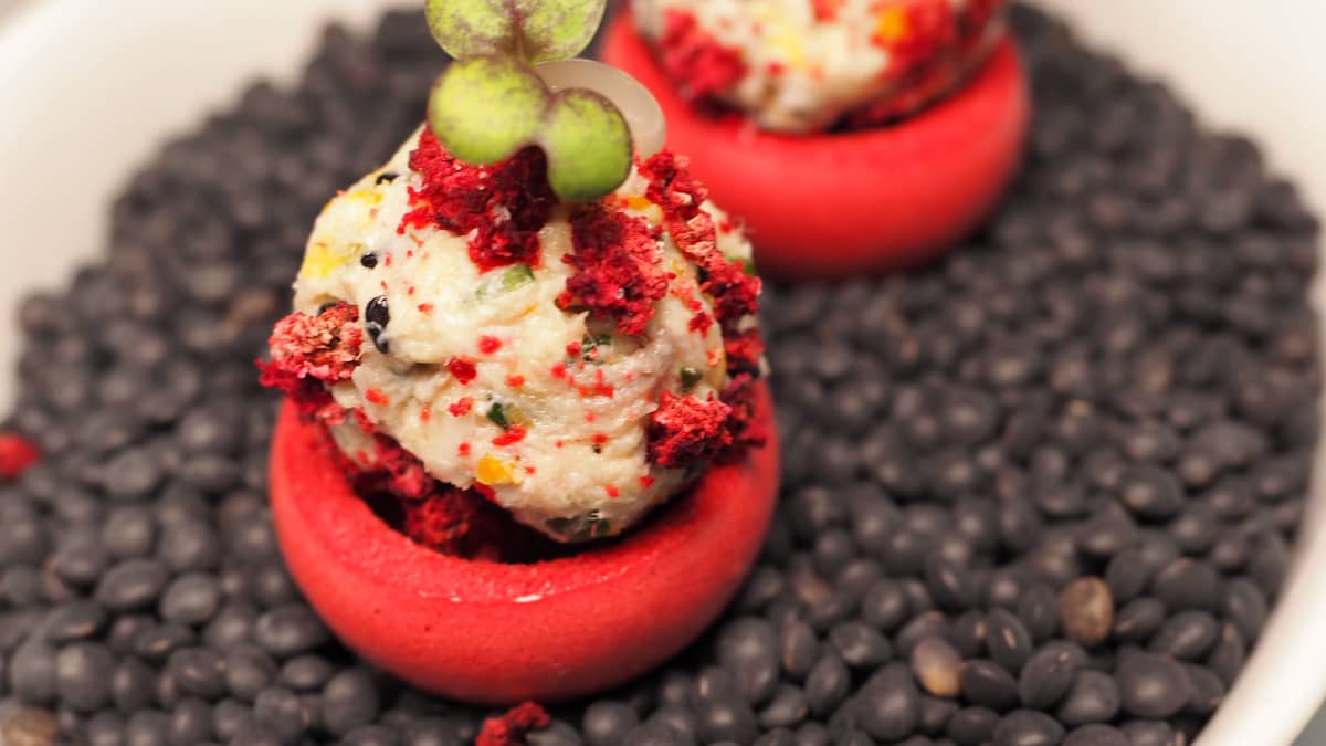 Macaron à la betterave, rillette de loup de mer et calamansi - Recette ...