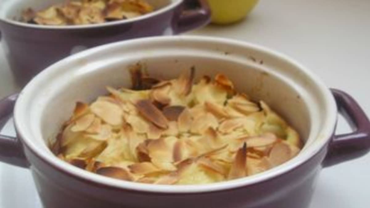 Far aux pommes et amandes parfumé à la fleur d'oranger - Recette par ...
