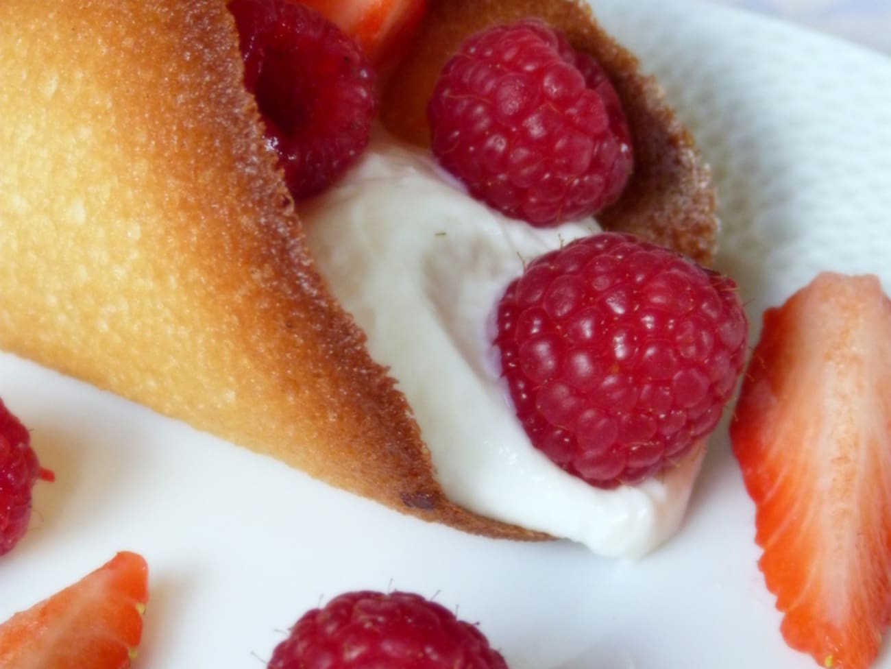Cornet de crème de petits suisses et fruits rouges - Recette par ...