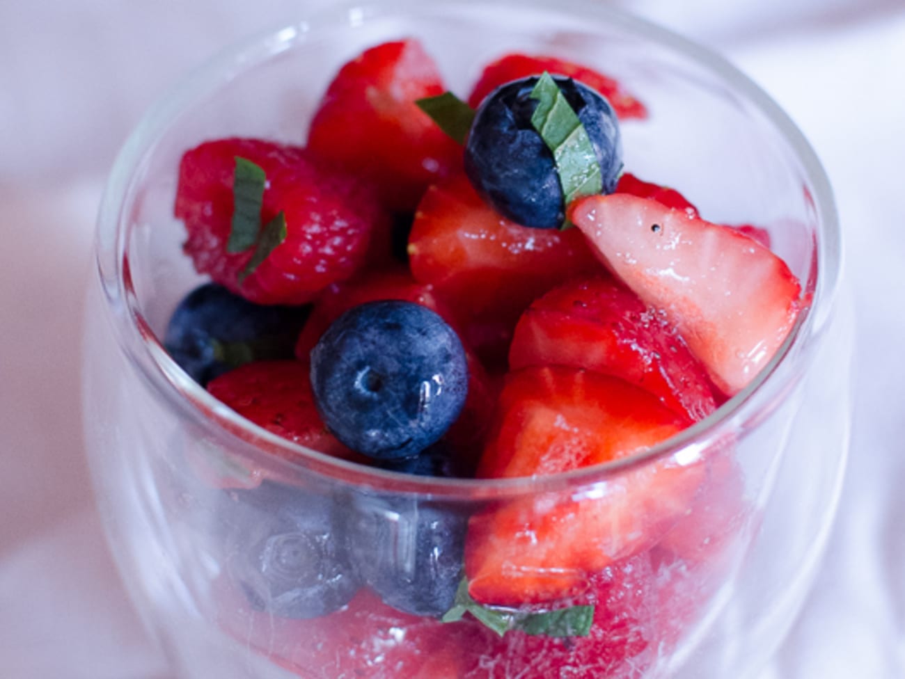 Salade de fruits rouges au citron vert et à la menthe - Recette par ...