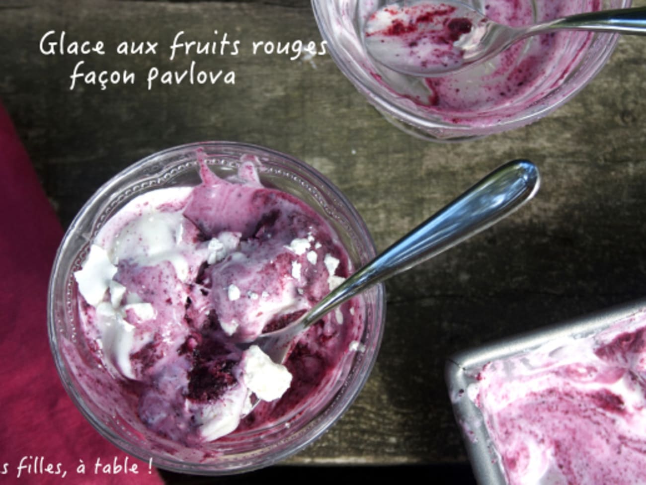 Glace aux fruits rouges façon pavlova - Recette par Les filles, à table