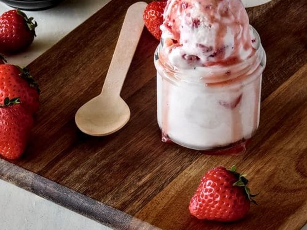 Crème glacée fraise avec 3 ingrédients - Recette par Cooking & Cakes
