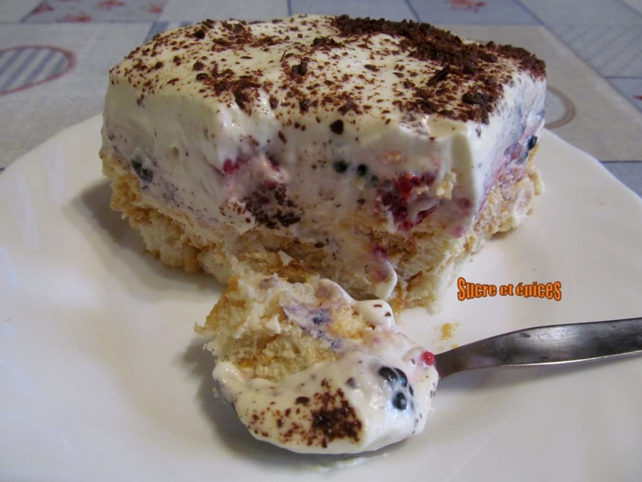 Entremets sans cuisson aux fruits rouges et biscuits - Recette en vidéo ...