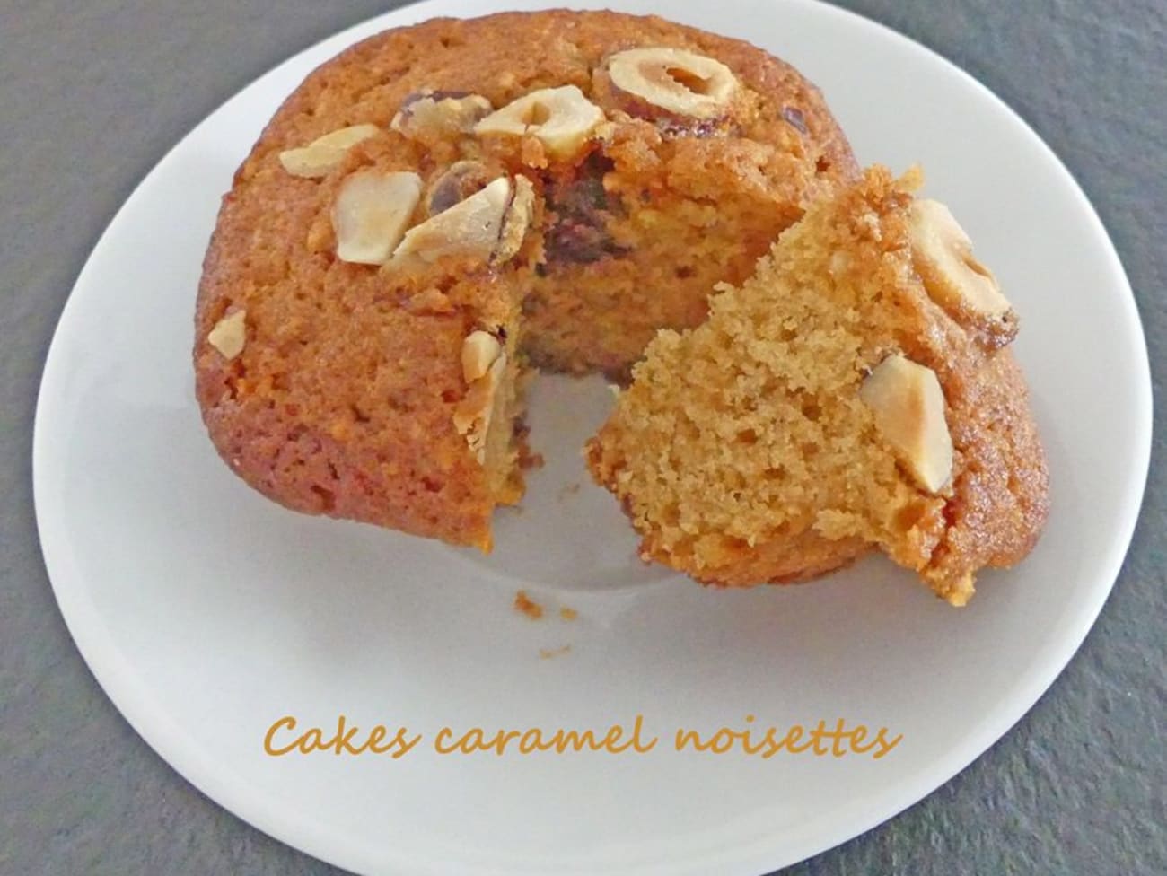 Cakes au caramel et aux noisettes torréfiées - Recette par Croquant ...