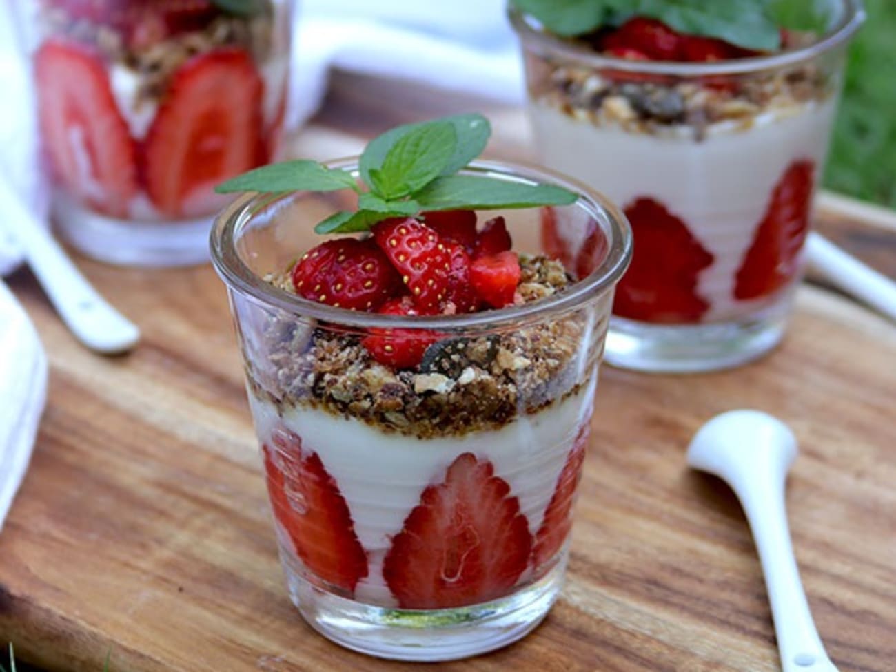 Verrines fraises et granola sans gluten, ni lait, ni oeuf - Recette par ...