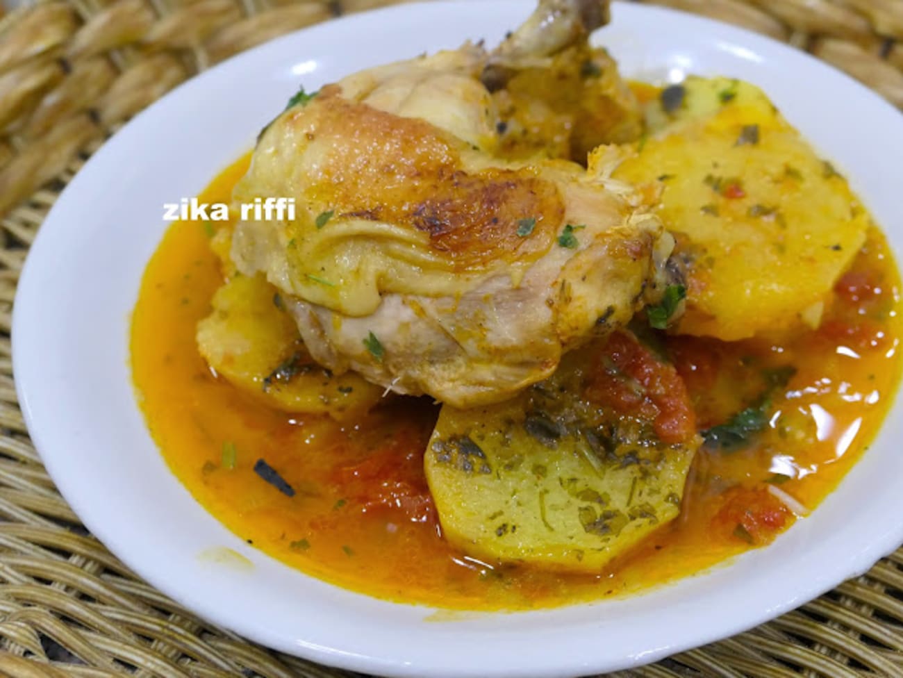 Batata fel koucha : un plat de pommes de terre au poulet, sauce tomate ...