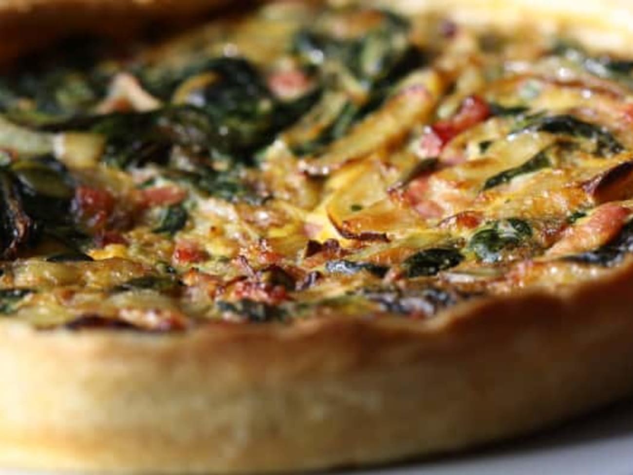 Tarte salée aux feuilles de blettes, lardons, ail, fromage - Recette ...