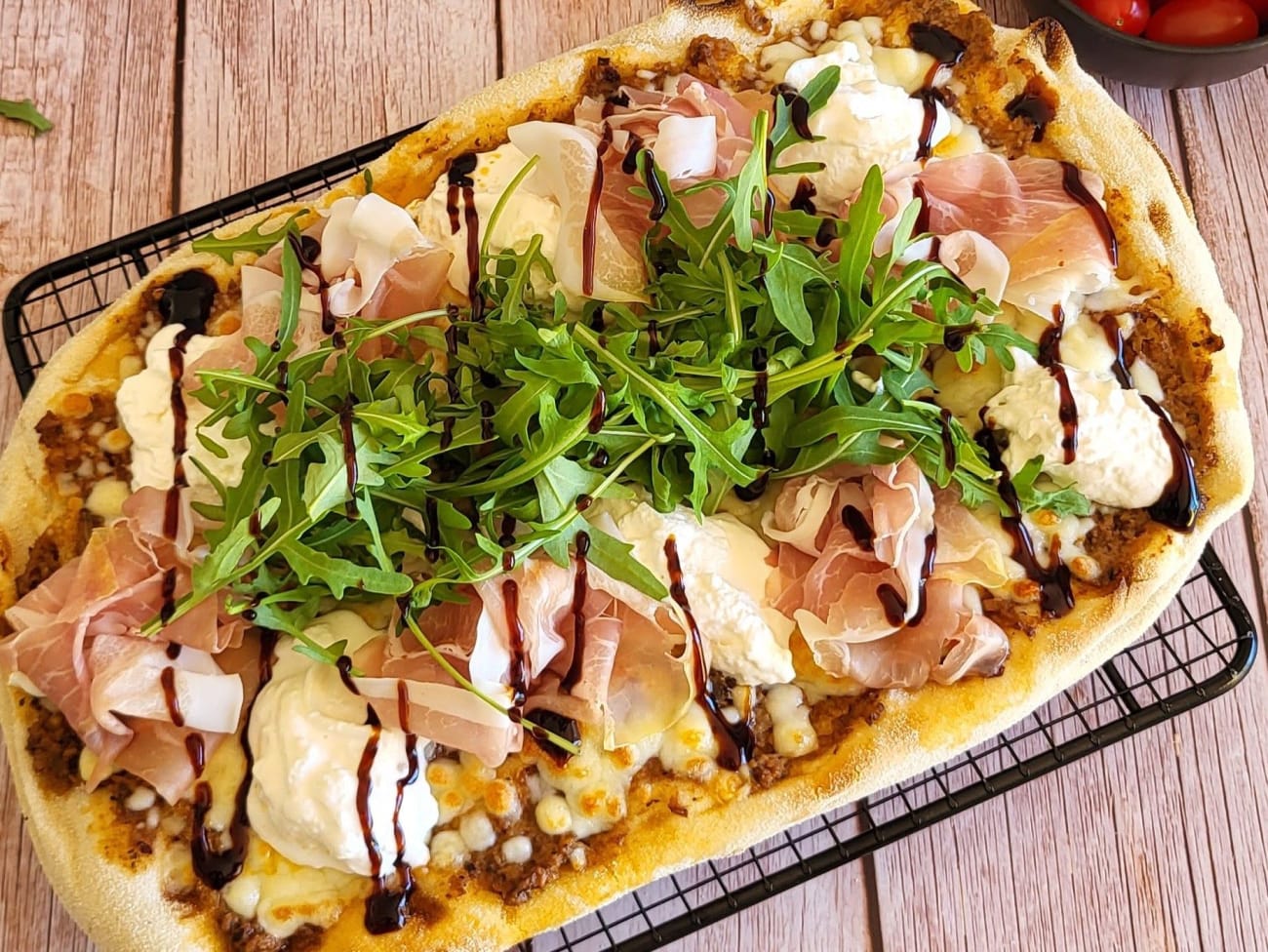 Pinsa au pesto d’aubergine et jambon pour un repas rapide - Recette par lacuisinedunetoquee