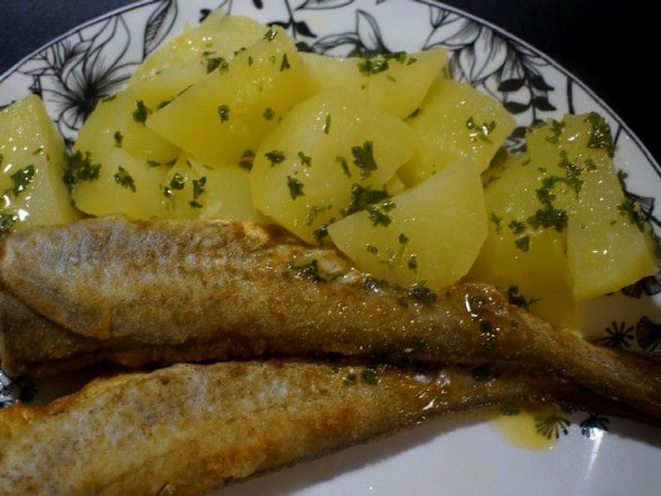 Merlan entier frit à la poêle et pommes de terre vapeur persillées ...