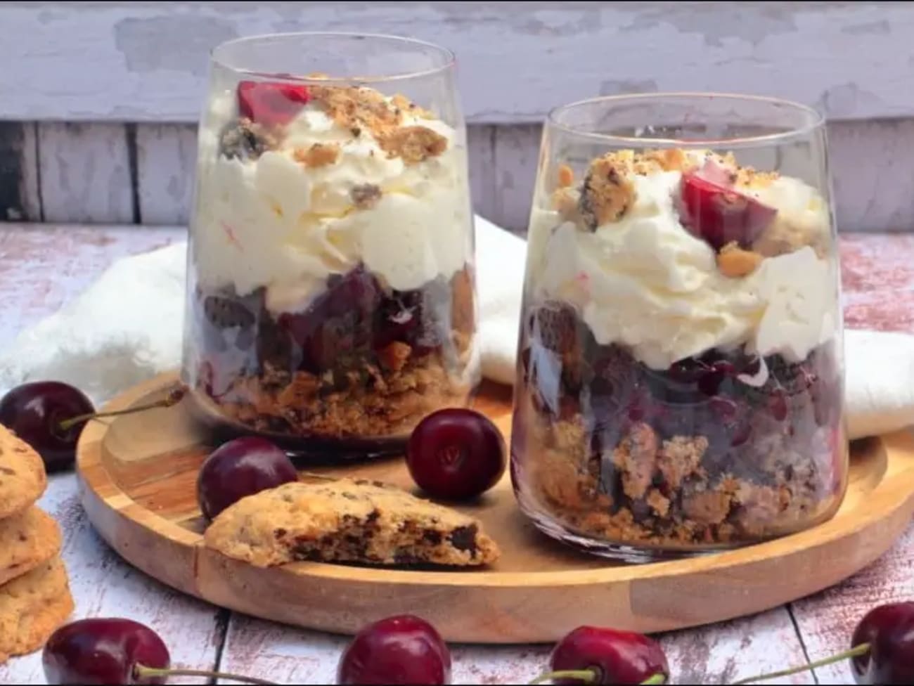 Verrines de cerises aux morceaux de cookies et à la chantilly - Recette ...