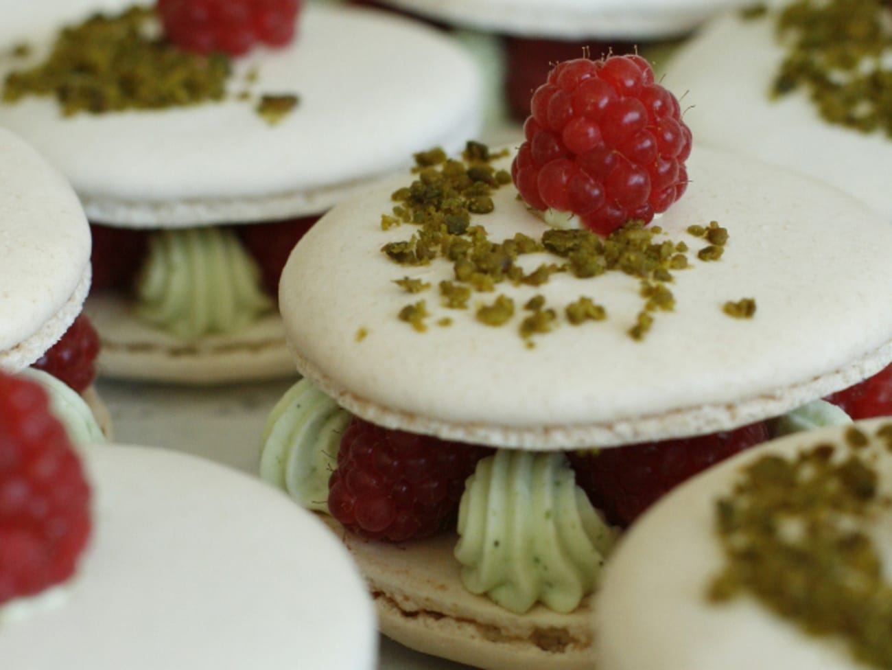Macarons framboises pistache - Recette par La Cuisine & Caro